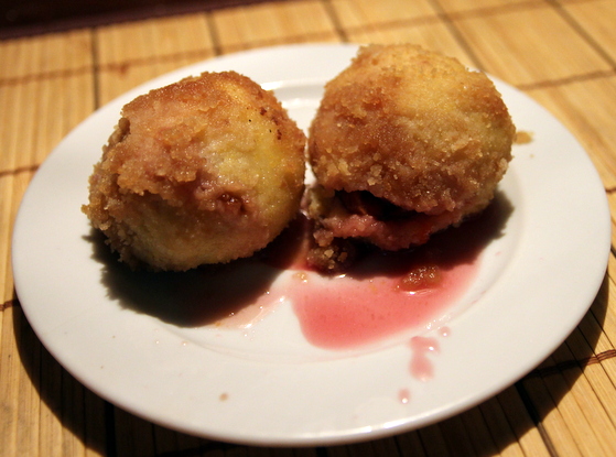 Pljeskavica după rețeta originală la Restaurant Yugoslavia - FoodCrew